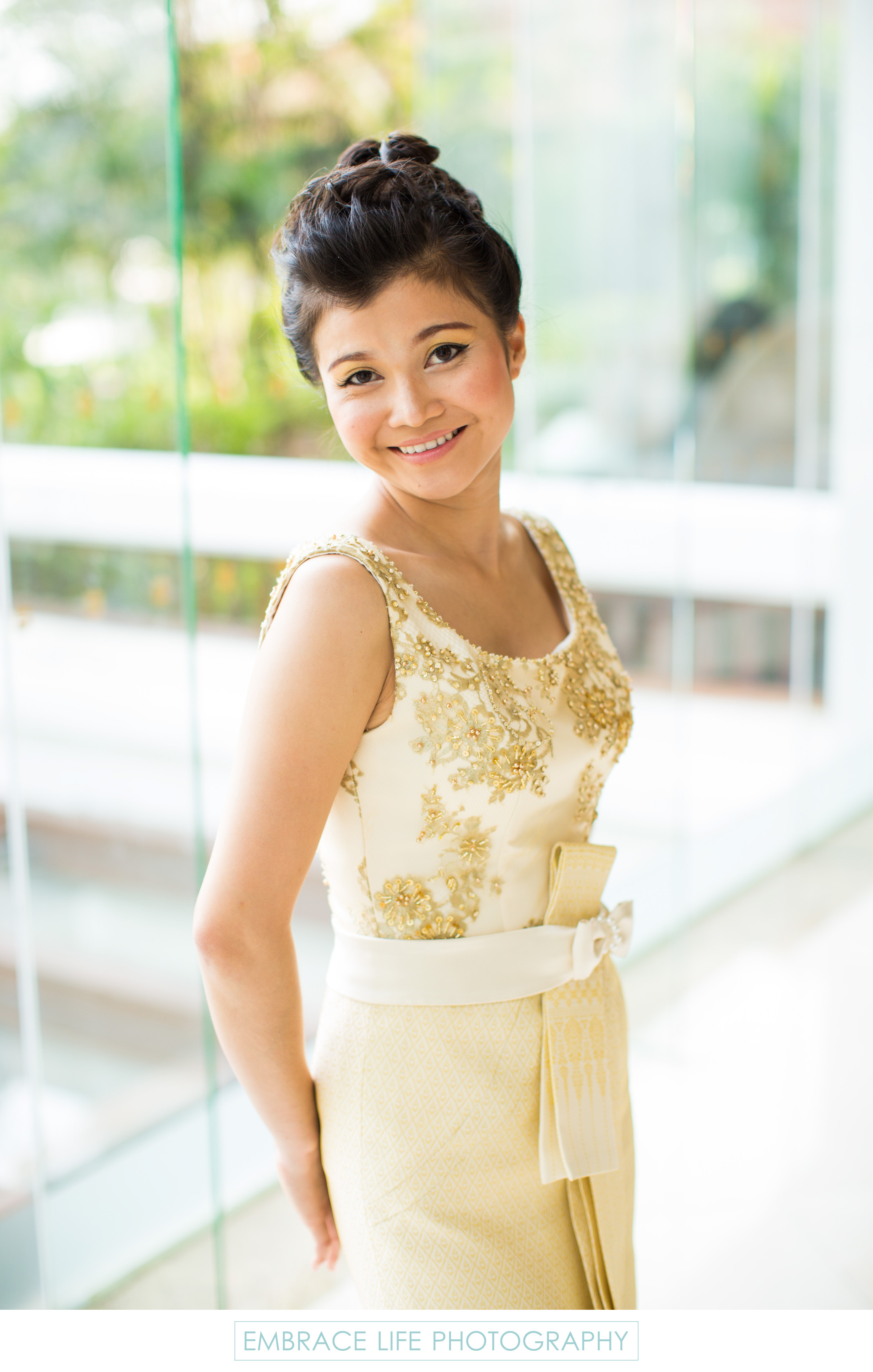Bridal Portrait in Gold Traditional Thai Wedding Dress - Thailand ...