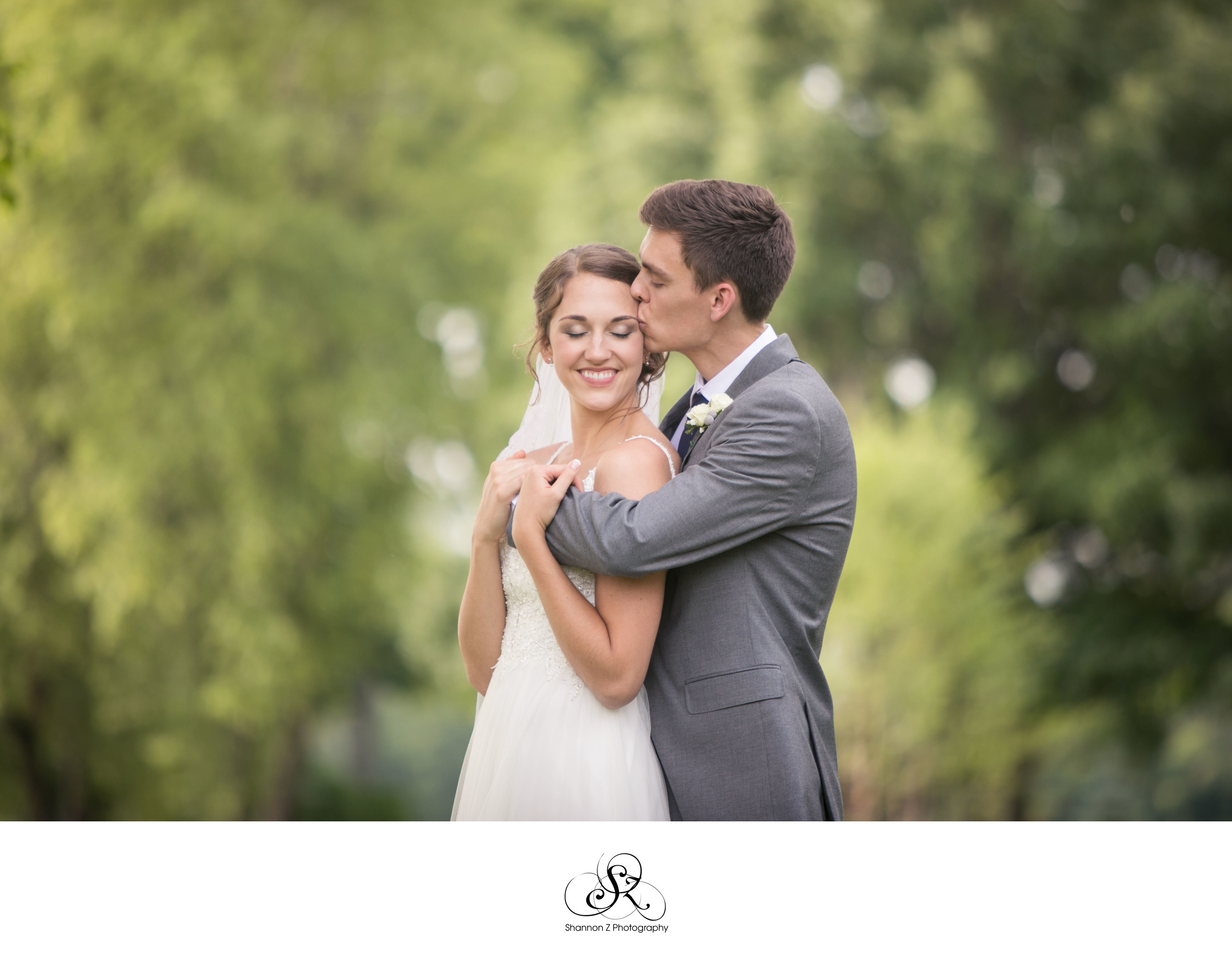 Temple Kiss: Wedding Photos - Maggie & Carl - Shannon Z Photography