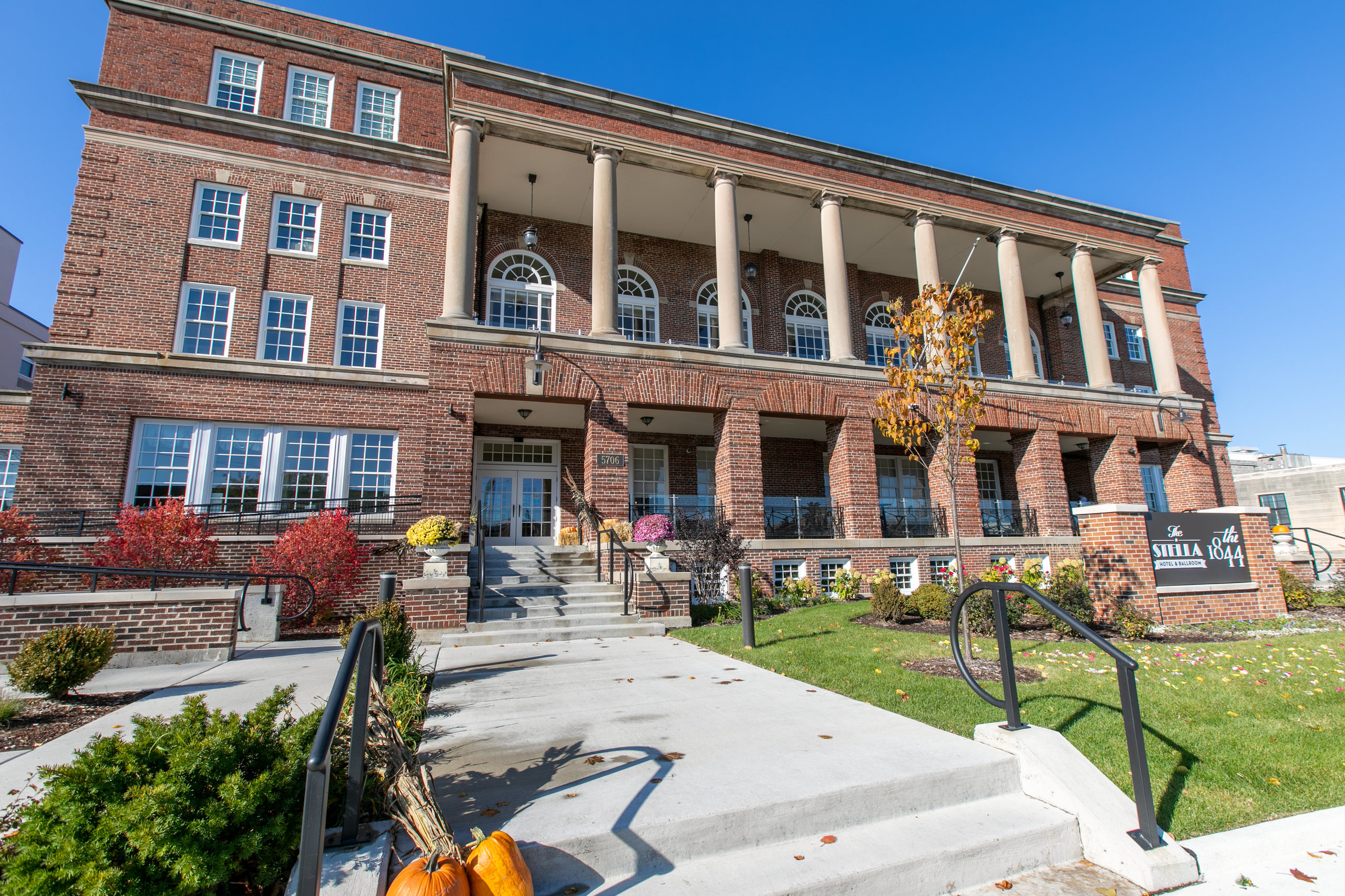 Kenosha Ballroom: The Stella Hotel and Ballroom - Shannon Z Photography